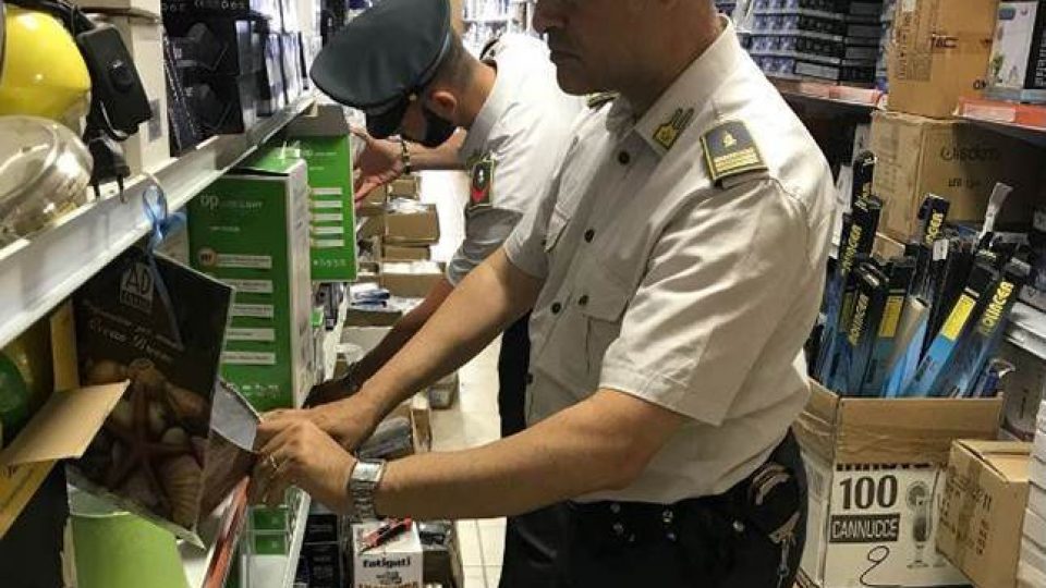 Guardia Di Finanza Lotta Alla Contraffazione 116 Interventi In Due