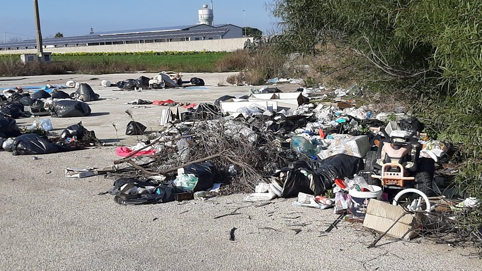 UNA DISCARICA A CIELO APERTO ALLA FINE DI VIA PROVINCIALE PER LECCE ... UNA DISCARICA A CIELO APERTO ALLA FINE DI VIA PROVINCIALE PER LECCE ...