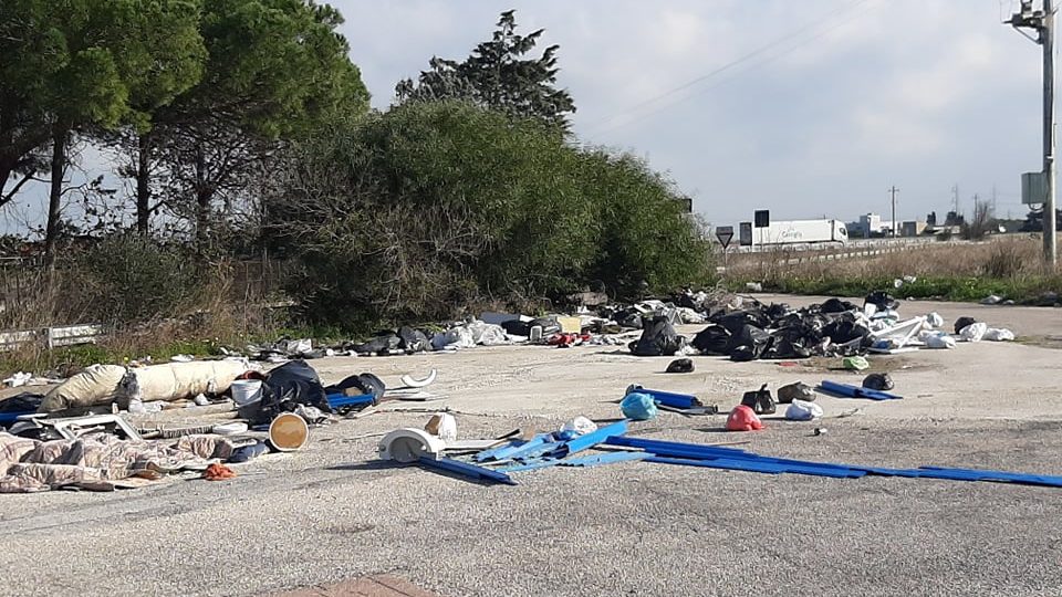 UNA DISCARICA A CIELO APERTO ALLA FINE DI VIA PROVINCIALE PER LECCE ... UNA DISCARICA A CIELO APERTO ALLA FINE DI VIA PROVINCIALE PER LECCE ...