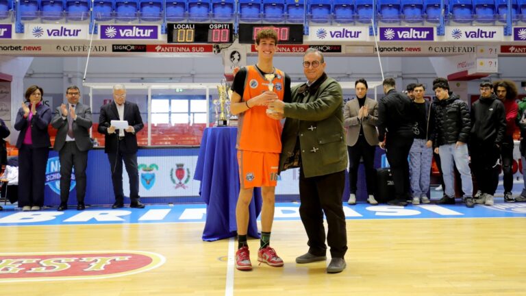 "Soccorso bollette" School Cup 2025 - Andrea Fazzina vince il trofeo ...